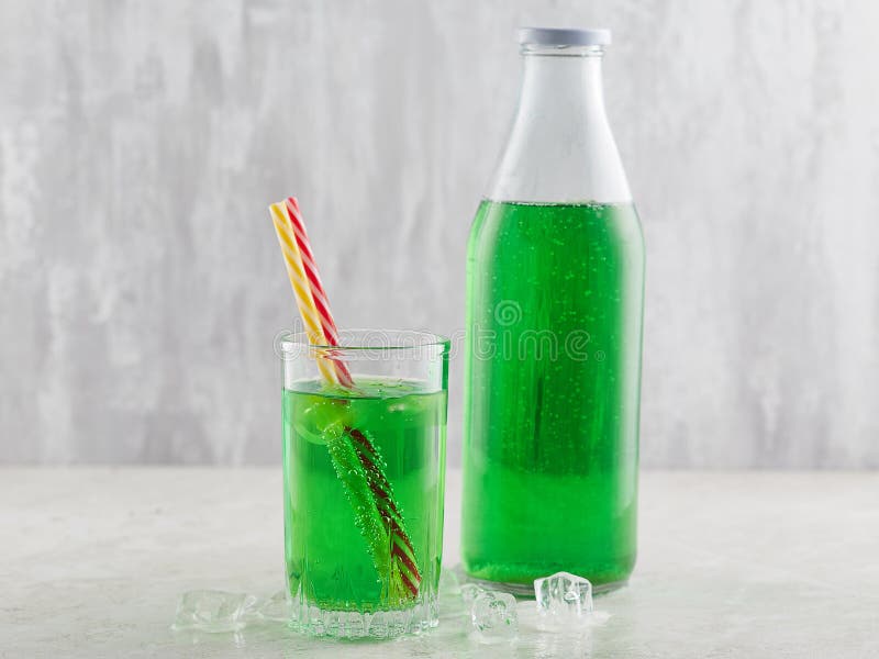 Bebida verde de la soda imagen de archivo. Imagen de jugo - 122416485