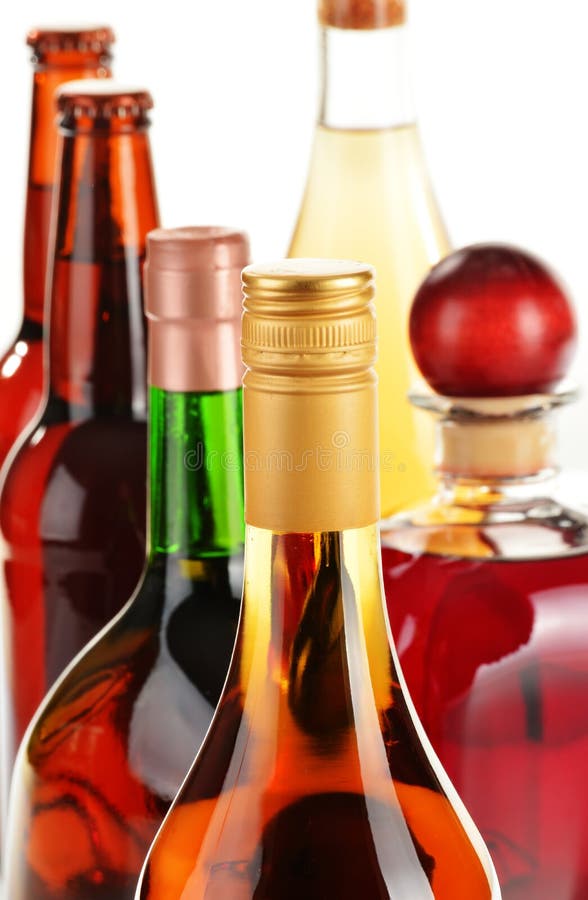 Bebidas Alcoólicas Sortidos No Branco Imagem de Stock - Imagem de ...