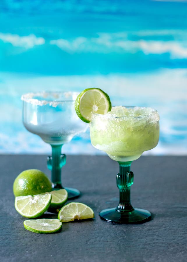Bebidas Congeladas Heladas Del Margarita Imagen de archivo - Imagen de ...