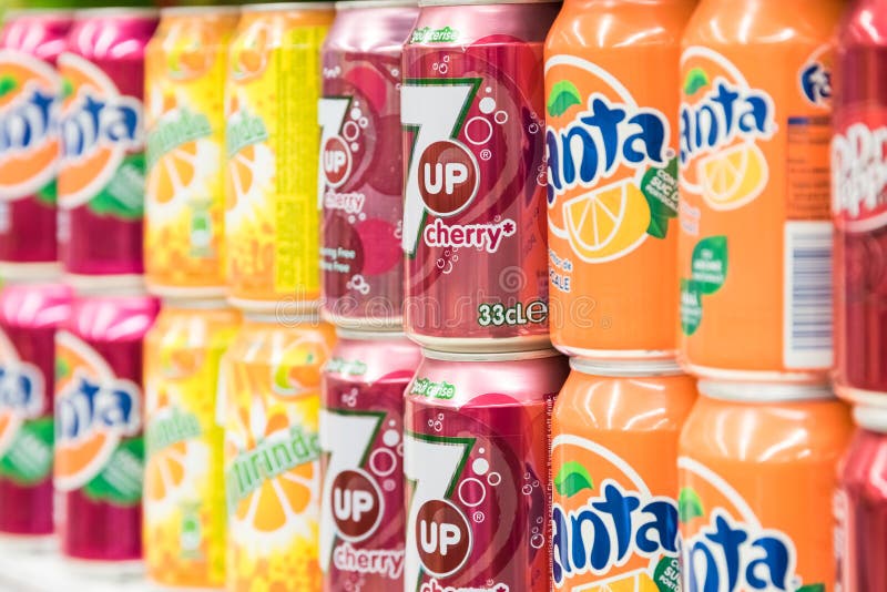 Bebidas Da Soda No Suporte Do Supermercado Imagem Editorial - Imagem de ...