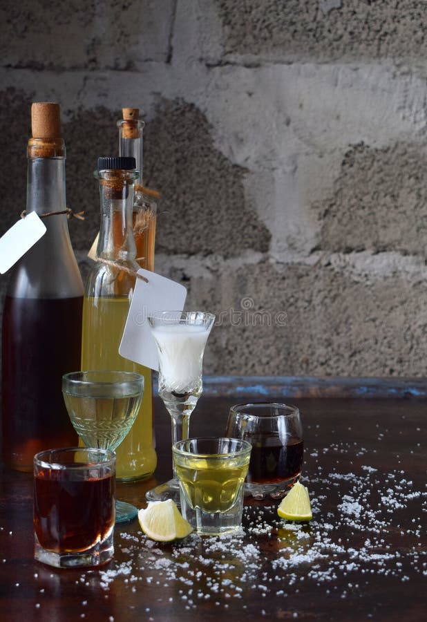 Bebidas del alcohol foto de archivo. Imagen de licor - 131183830