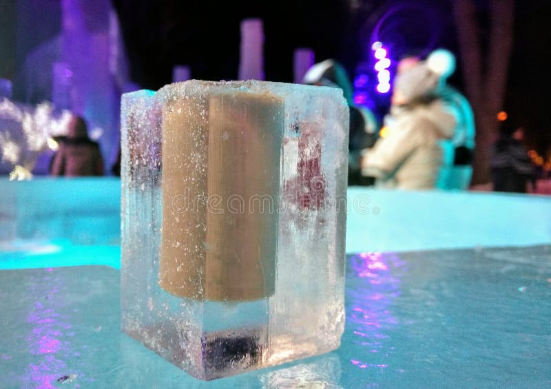 Bebidas heladas foto de archivo. Imagen de servido, nightlife - 109437992