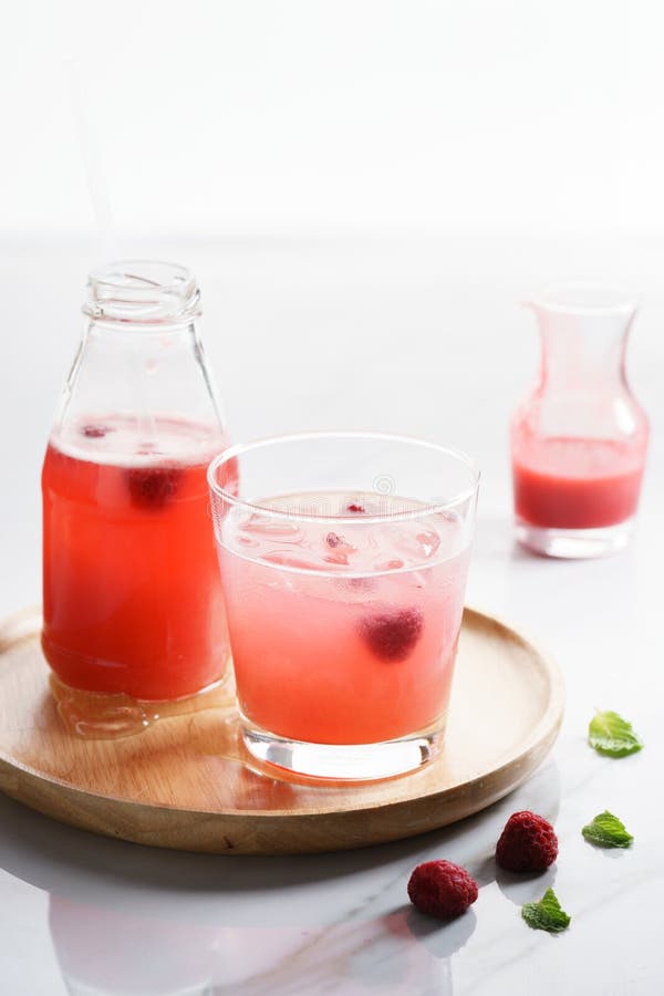 Bebidas Heladas De La Frambuesa Roja Imagen de archivo - Imagen de ...