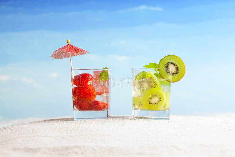 Bebidas Tropicales En La Playa Imagen de archivo - Imagen de azul ...