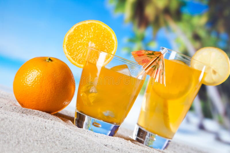 Bebidas Tropicales En La Playa Imagen de archivo - Imagen de coctel ...