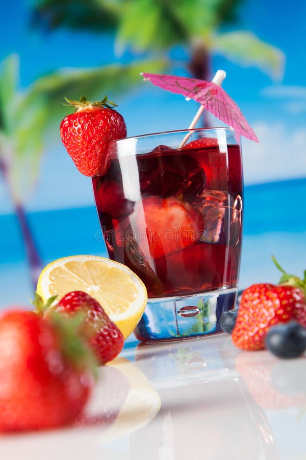 Bebidas Tropicales En La Playa Foto de archivo - Imagen de orilla ...