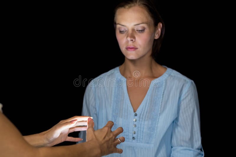 Bebouwd Beeld Die Van Hypnotiseur Vrouw Hypnotiseren Stock Foto - Image ...