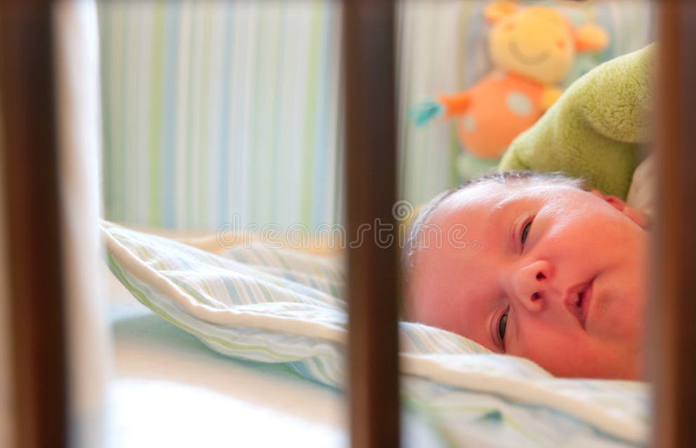 Bebê que dorme na ucha imagem de stock. Imagem de inocência - 13886183