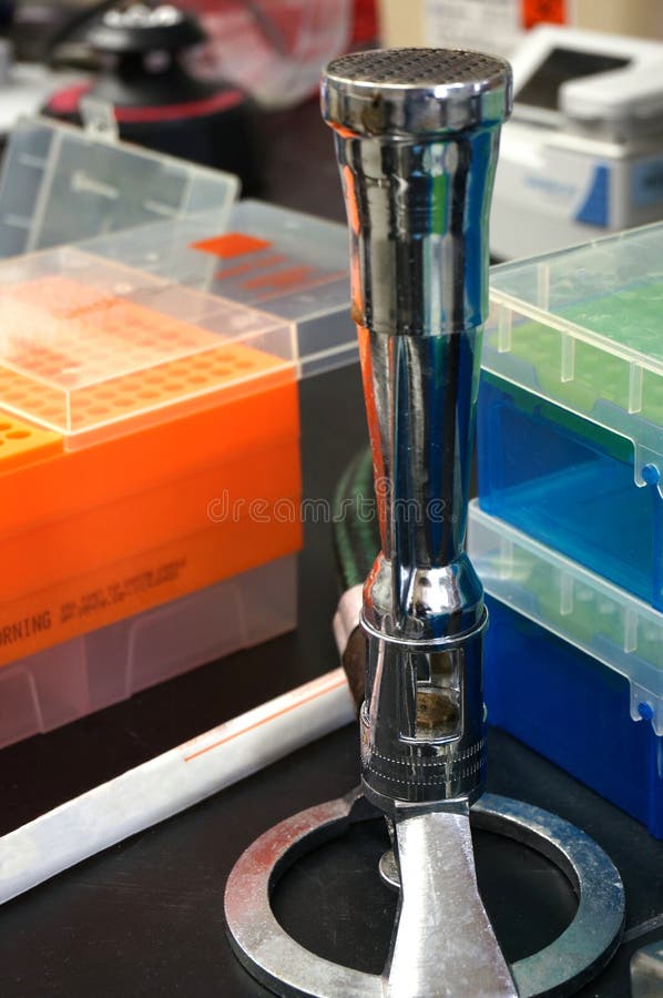 Bec Bunsen De Gaz Dans Le Laboratoire De Recherche Photo stock - Image ...