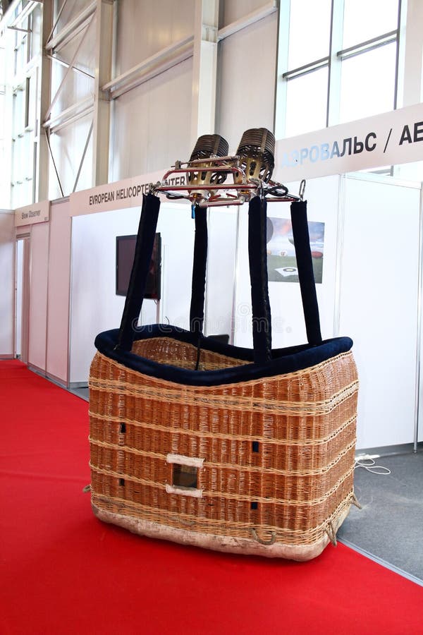 Bec Et Panier Pour Le Vol Montant En Ballon Photo éditorial - Image du ...