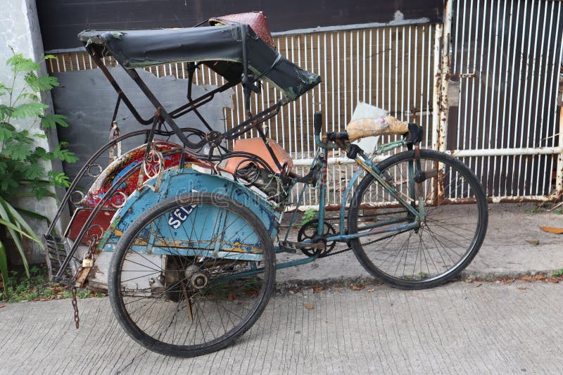 Becak at noon editorial photo. Image of noon, cycling - 287435596