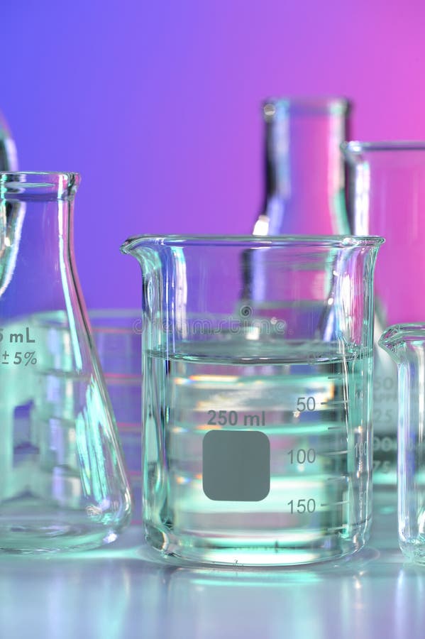 Bécher De Laboratoire Avec Liquide Et Colorant Photo stock - Image du ...