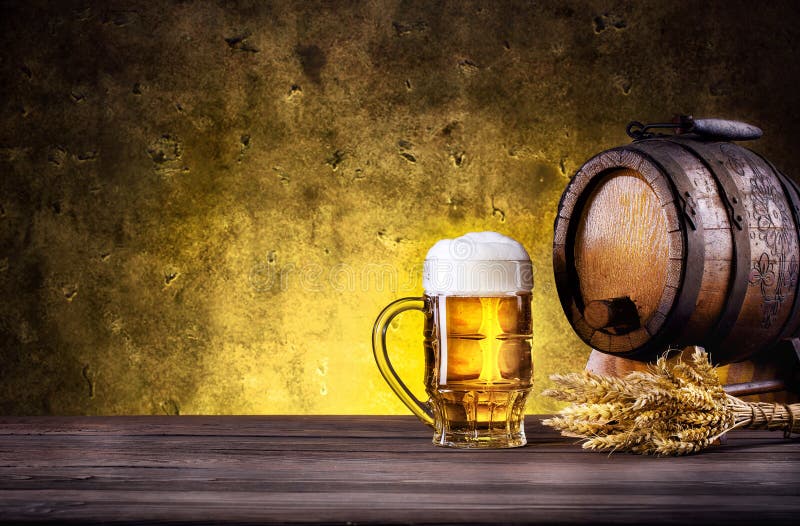 Becher Bier Mit Schaum Und Fass Stockbild - Bild von platte, nahrung ...