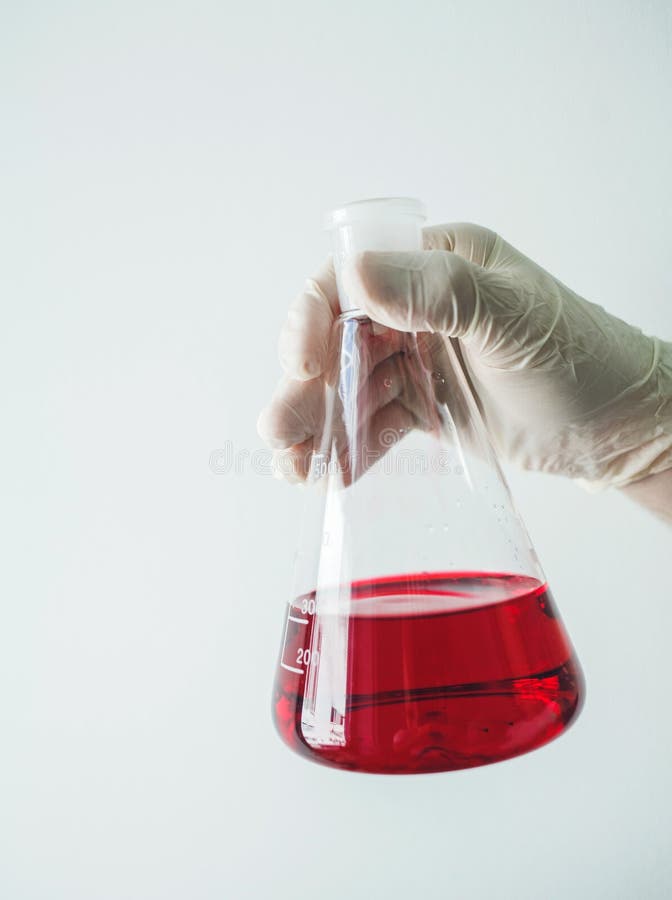 Le Becher De Laboratoire A Rempli De Substances De Liquide De Couleur ...