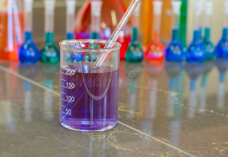 Becher e la pipetta immagine stock. Immagine di chimico - 35200169