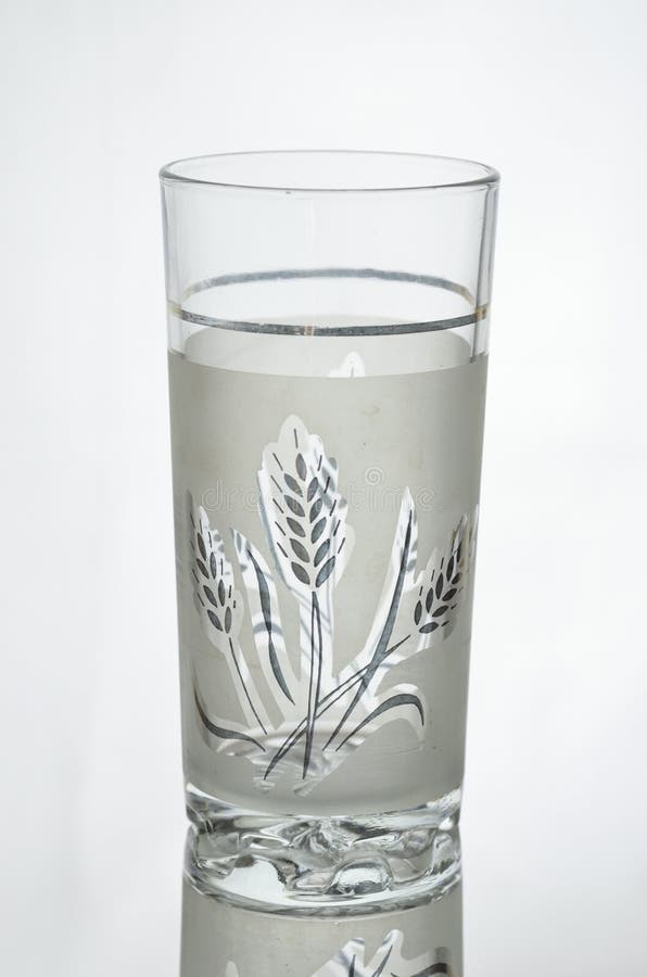 Becher En Verre Sur Un Fond Noir Image stock - Image du cuvette, noir ...