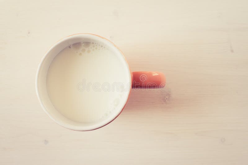 Becher Milch stockbild. Bild von oberseite, orange, ansicht - 50405105
