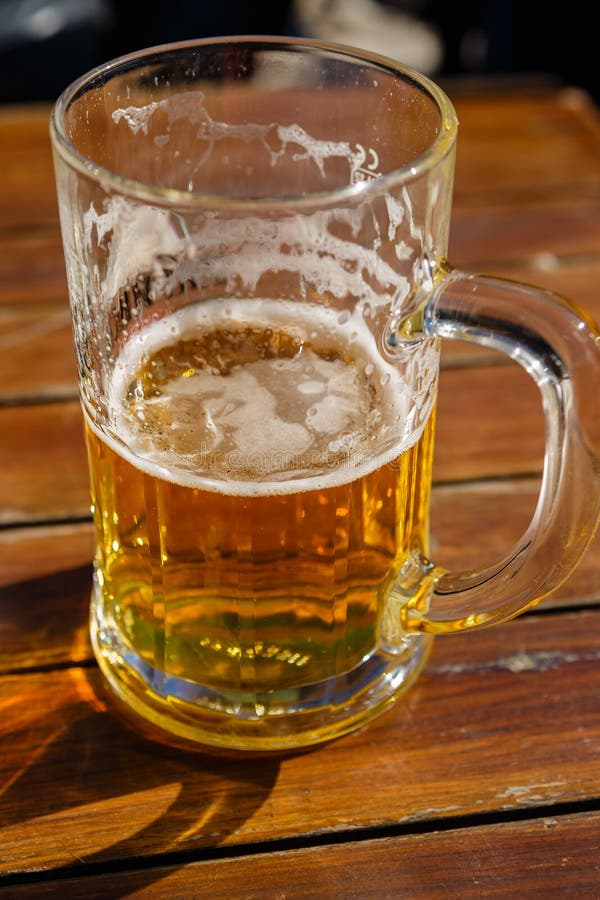 Becher mit Bier stockbild. Bild von publikation, tabelle - 38839729