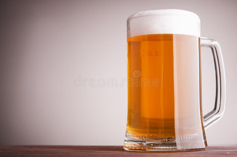 Becher mit Bier stockfoto. Bild von luftblase, kalt, glas - 45016290