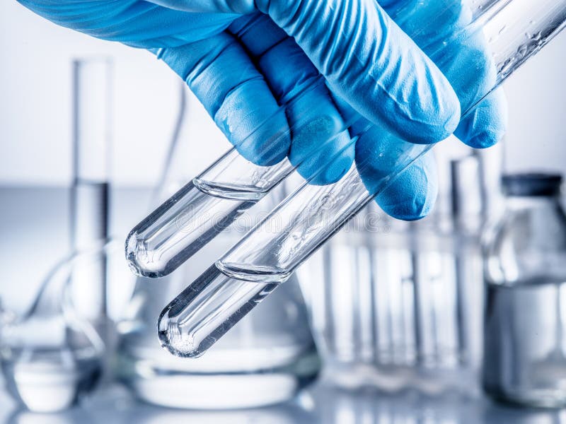 Bechers De Laboratoire Dans La Main Du ` S D'analyste Image stock ...