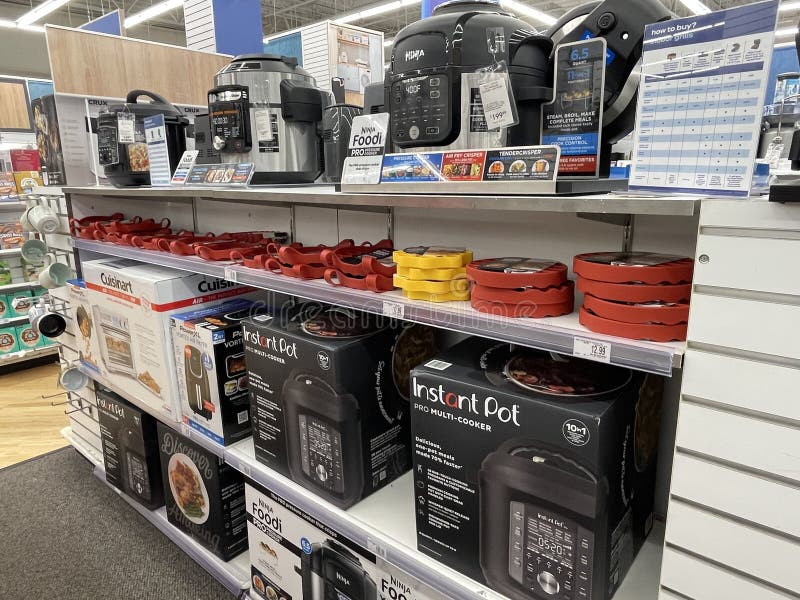 Bed Bath and Beyond Retail Store Cookware Editorial Stock Photo - Image ...