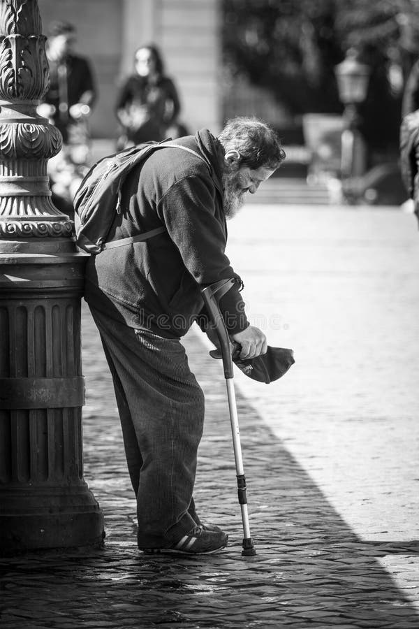 Bedelaar in De Straat Armoede En Liefdadigheid Redactionele Fotografie ...