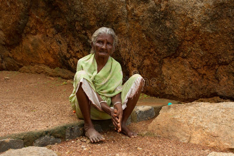 Bedelaar in het park redactionele foto. Image of indisch - 66710121