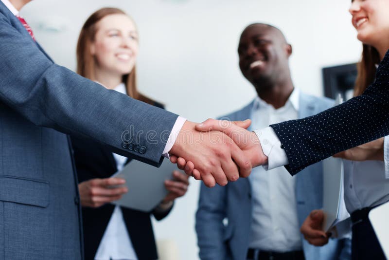 Bedrijfs Mensen Die Handen Schudden Stock Foto - Image of mannetje ...