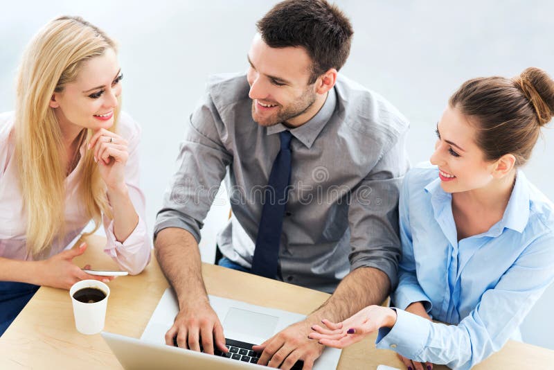 Bedrijfsmensen Die Bij Lijst Samenkomen Stock Foto - Image of arbeid ...