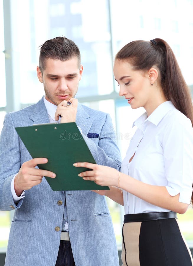 Bedrijfsmensen Die in Bureau Samenkomen Stock Afbeelding - Image of ...