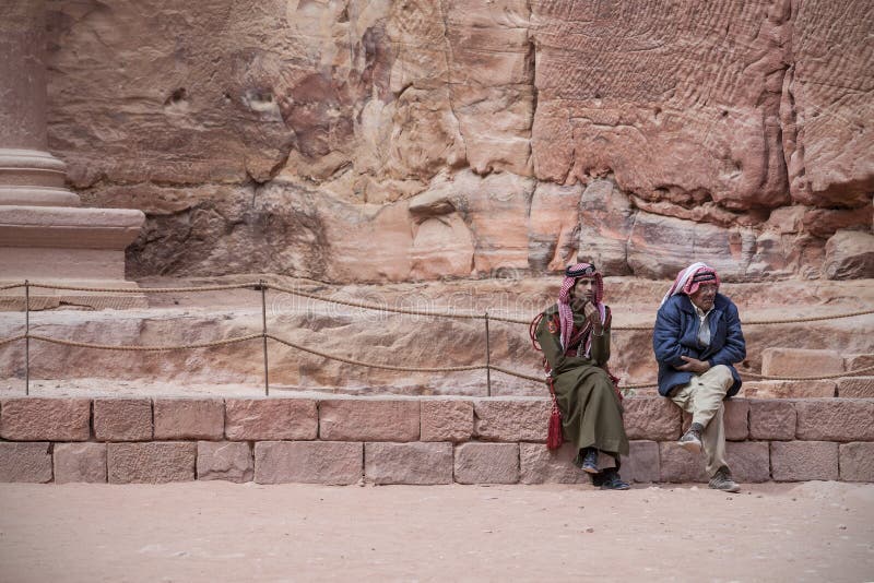Beduinos Vestidos Tradicionalmente Foto editorial - Imagen de arenoso ...