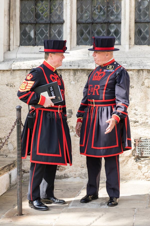 Beefeaters am Tower Von London Redaktionelles Bild - Bild von ...