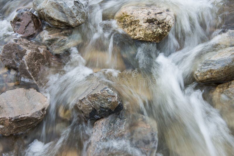 Beek Met Duidelijk Snel Stromend Water Stock Foto - Image of ontruim ...