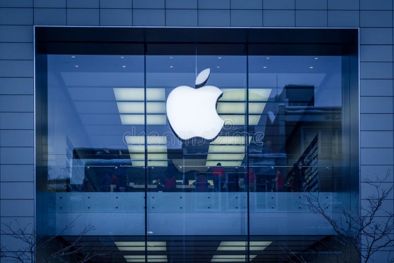 Beeld Van Montreal Apple Store in De Avond Redactionele Fotografie ...