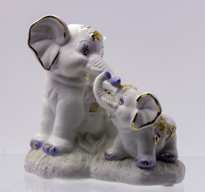 Beeldje Van Olifant Twee Op Wit Stock Afbeelding - Image of wild ...