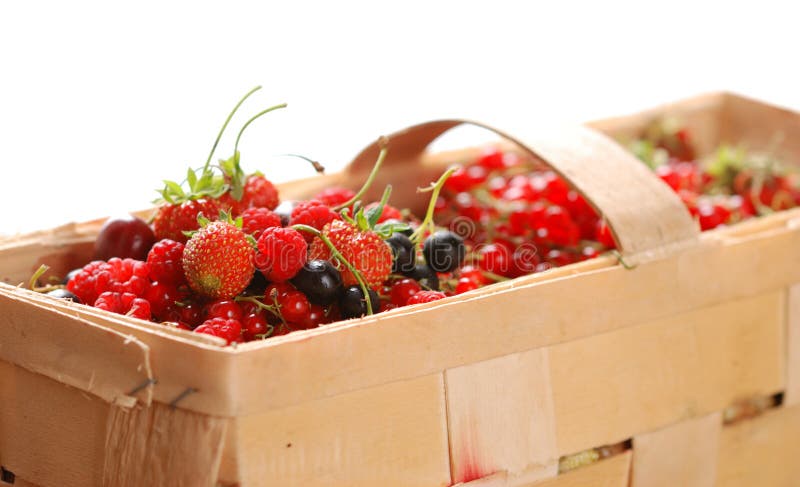 Beeren und der Korb stockbild. Bild von nahrung, himbeere - 5652521