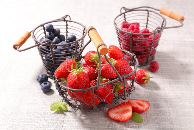 Beerenobst stockbild. Bild von sortiert, saftig, erdbeere - 109748857