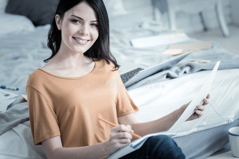 Begeisterte Intelligente Frau, Die Sie Betrachtet Stockbild - Bild von ... Begeisterte Intelligente Frau, Die Sie Betrachtet Stockbild - Bild von ...