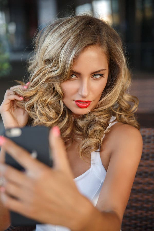 Begrepp Av En Kvinna Som Tas Selfie Arkivfoto - Bild av blond ...