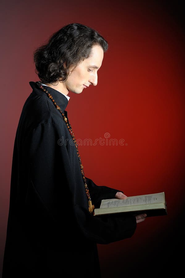 Begriffsportrait Des Betenden Priesters Mit Bibel Stockbild - Bild von ...