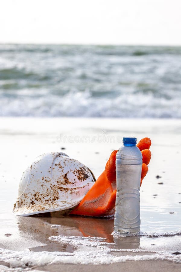 Plastic Vervuiling En Bodem Van Een Voet Op Het Grindstrand Stock Foto ...