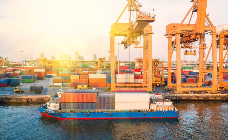 Containerschiff Im Export Und Importgesch?ft Und Logistik Seefracht ...