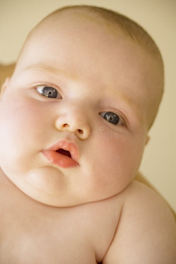 Behandla Som Ett Barn Litet Paraply Arkivfoto - Bild av öga, bebis: 5199222