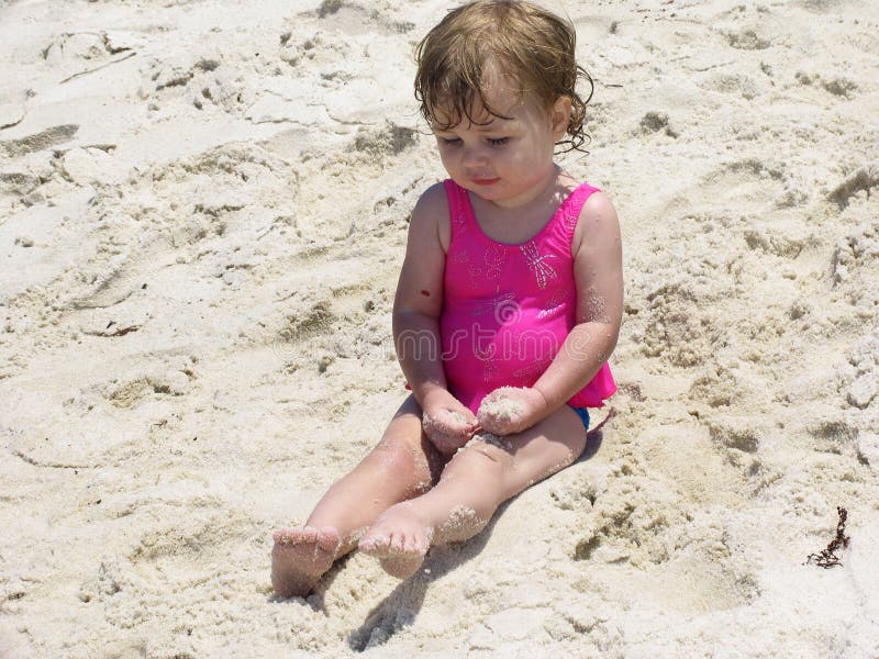 Behandla Som Ett Barn Stranden Fotografering för Bildbyråer - Bild av ...