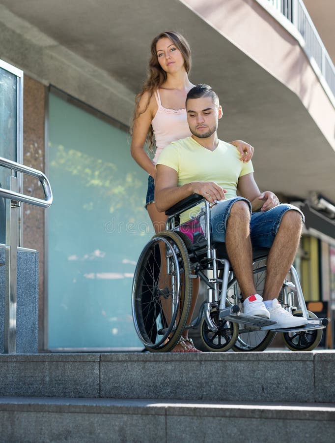 Behinderte Und Stadtnavigation Stockbild - Bild von unzulässig, porträt ...