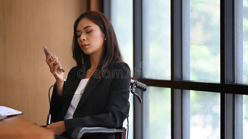 Behinderte Unternehmerin Im Rollstuhl. Stockfoto - Bild von schönheit ...