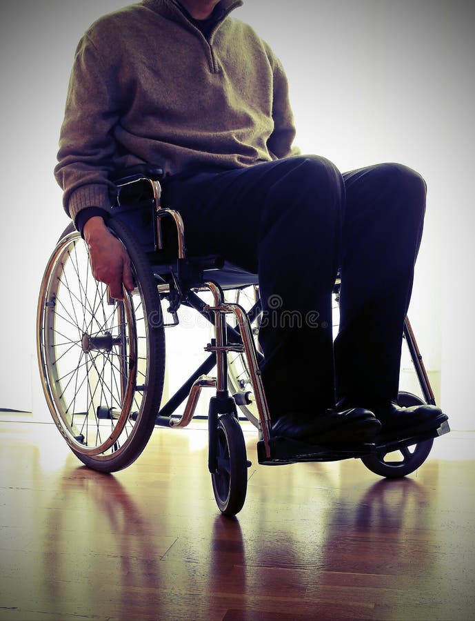 Behinderte ältere Personen in Einem Rollstuhl Im Raum Stockfoto - Bild ...