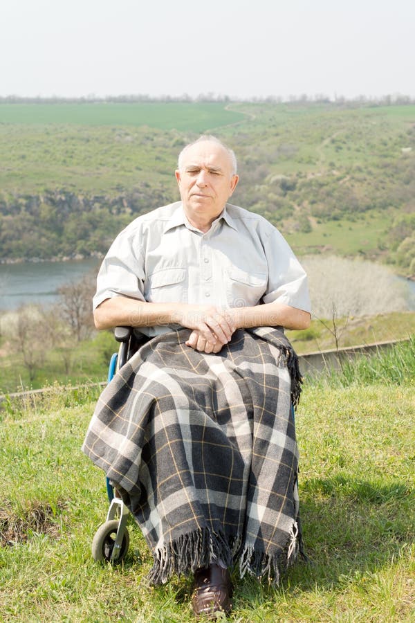 Behinderter Mann, Der in Seinem Rollstuhl Sitzt Stockfoto - Bild von ...