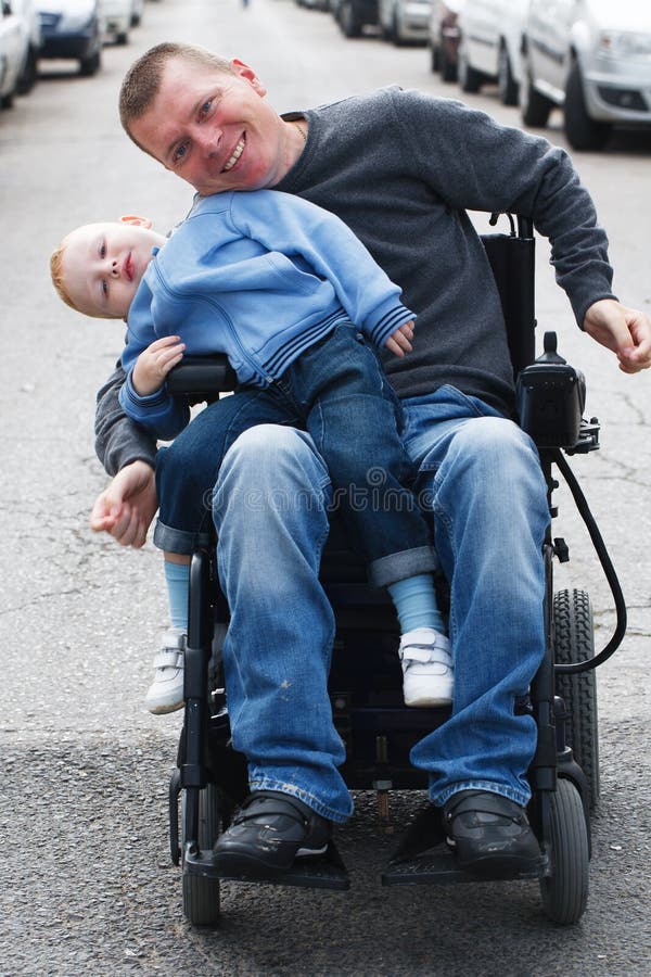 Behinderter Mann Mit Sohn Auf Rollstuhl Stockbild - Bild von stimmung ...