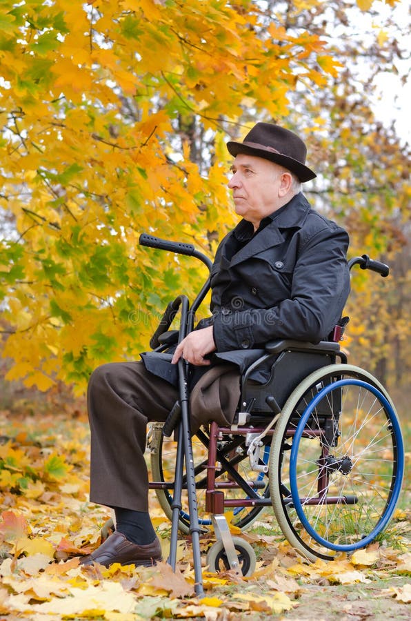 Einsamer Behinderter Mann In Einem Rollstuhl Stockfoto - Bild von ...